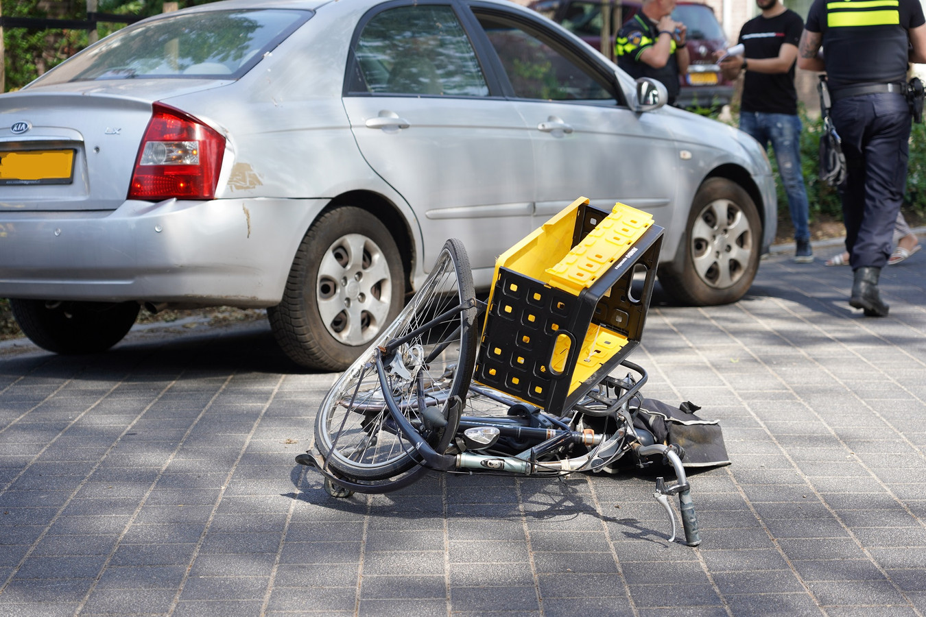 Fietser raakt gewond bij aanrijding in Rijen, met ambulance naar ...