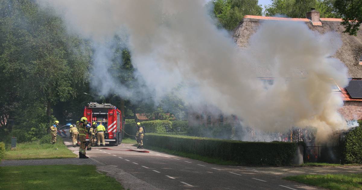 Flinke rookwolken door brand in heg op Driehuizen in Veghel | 112 ...