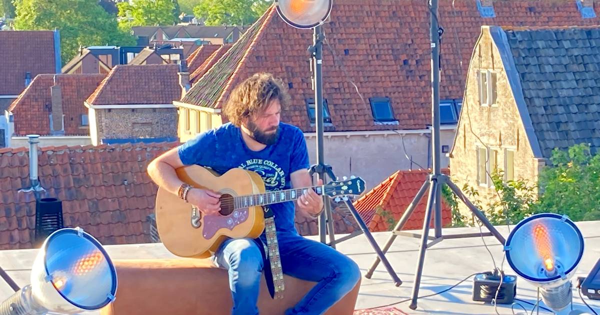 ‘Mooier dan ooit’, zingt Hendrik Jan Bökkers op het dak van theater, nu ...