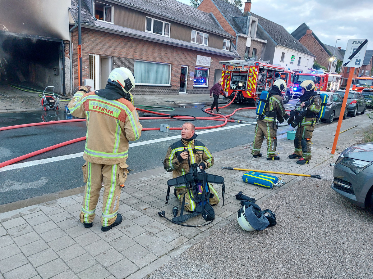Uitslaande brand legt atelier, handelsruimte en appartementen in de as ...