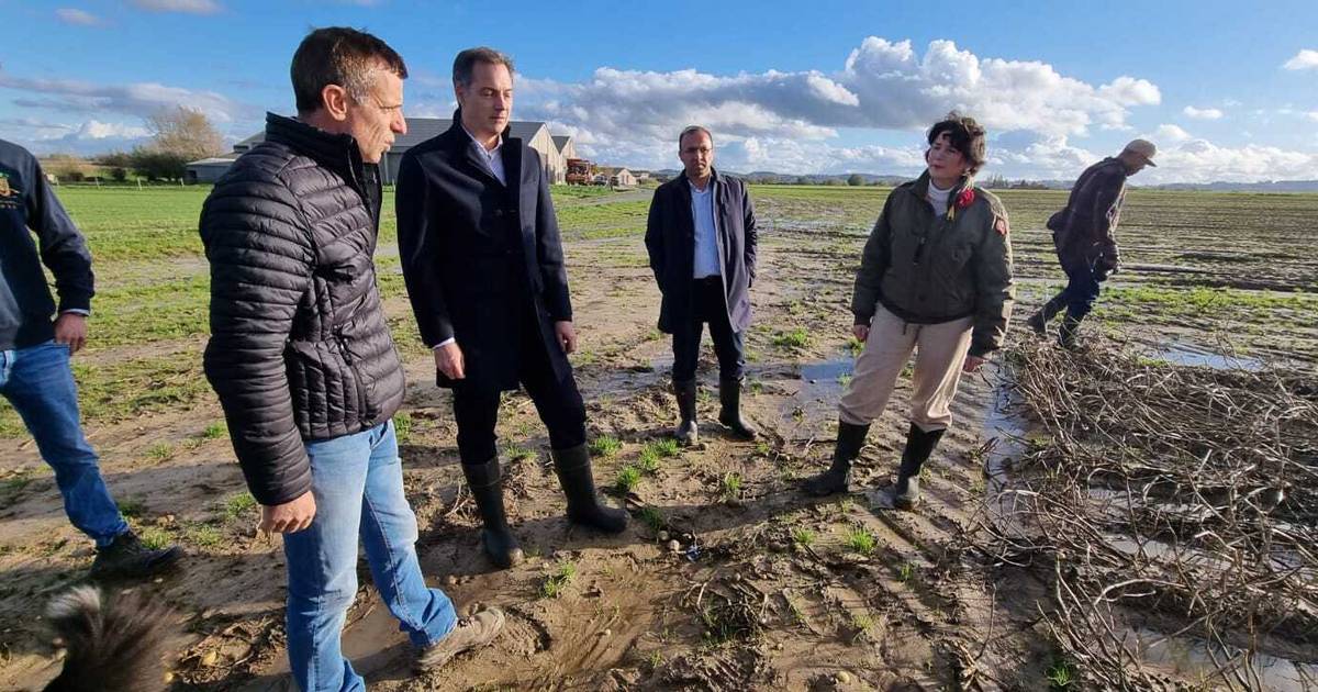 LIVE WATEROVERLAST WESTHOEK. Water trekt stilaan weg door droger weer ...