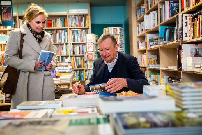 Oude Shell-baas signeert in Rotterdam en niet iedereen is daar blij mee ...