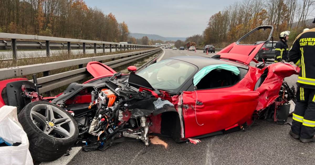 Ferrari crasht met 300 km/uur op Duitse snelweg | Nieuws | hln.be