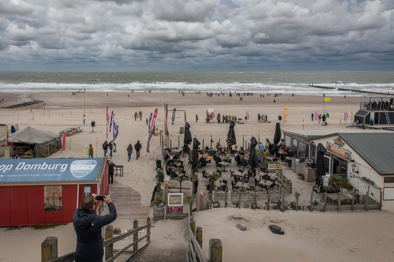 NK Golfsurfen in Domburg: windkracht zes, metershoge golven en overal ...