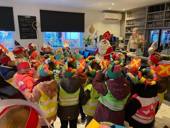 Sint en Pieten rusten uit in tearoom en bezoeken daarna kleuterschool ...