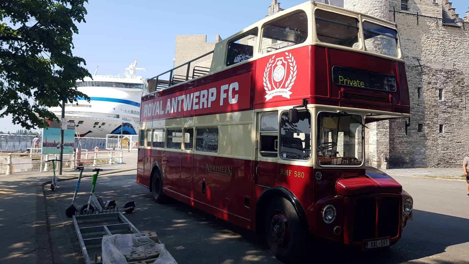 SUPPORTERSBLOG ANTWERP KAMPIOEN. Antwerp-spelers verlaten Grote Markt ...