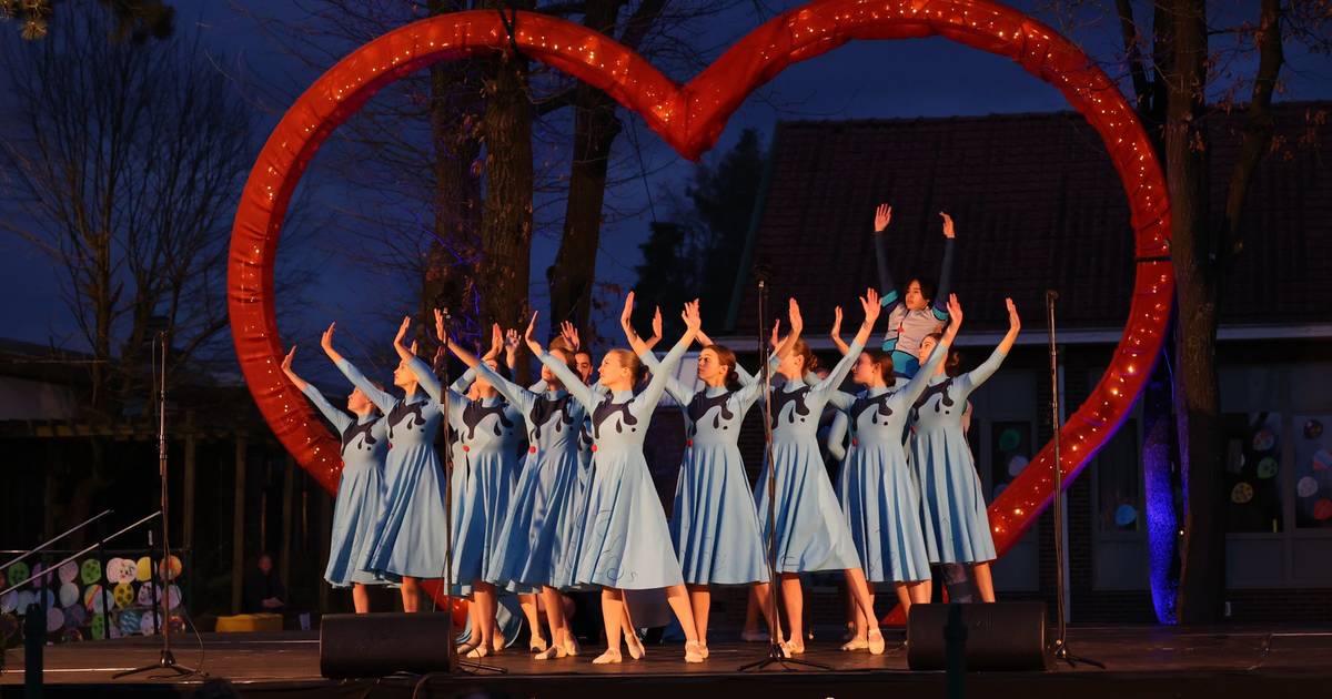 Pakkend herdenkingsmoment bij basisschool ‘t Stekske voor busramp in ...