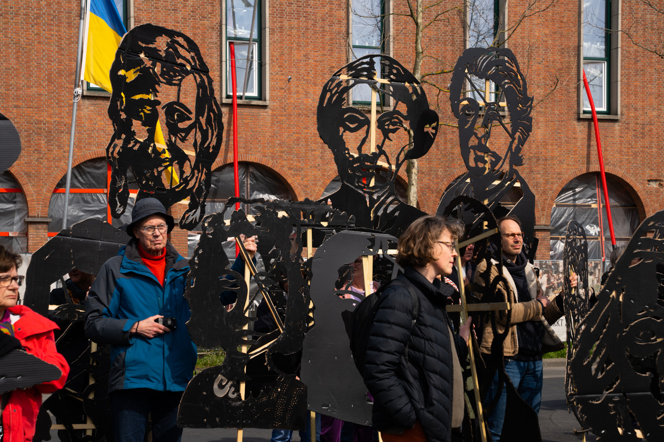 Mortsel herdenkt bombardement uit WO II met 936 witte paraplu’s: “Die ...