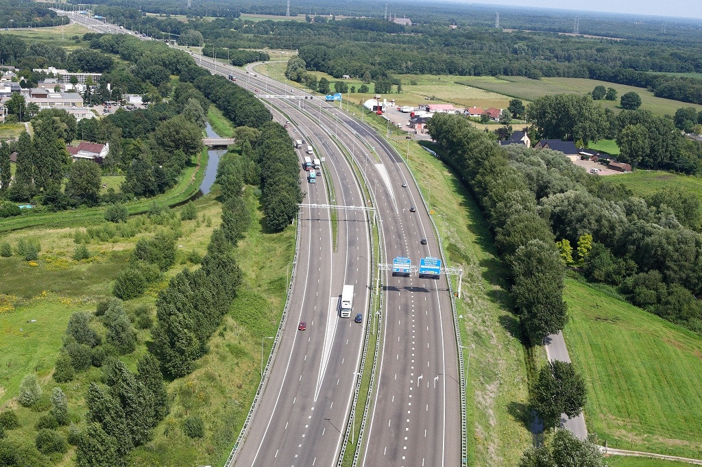 Vrachtwagen verliest lading glas op A58 bij Moergestel | Foto | AD.nl