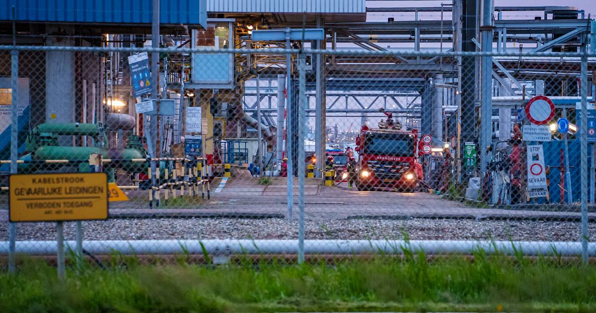 Brandweer ingezet voor lekkage in fabriek Shell op de Vondelingenweg ...