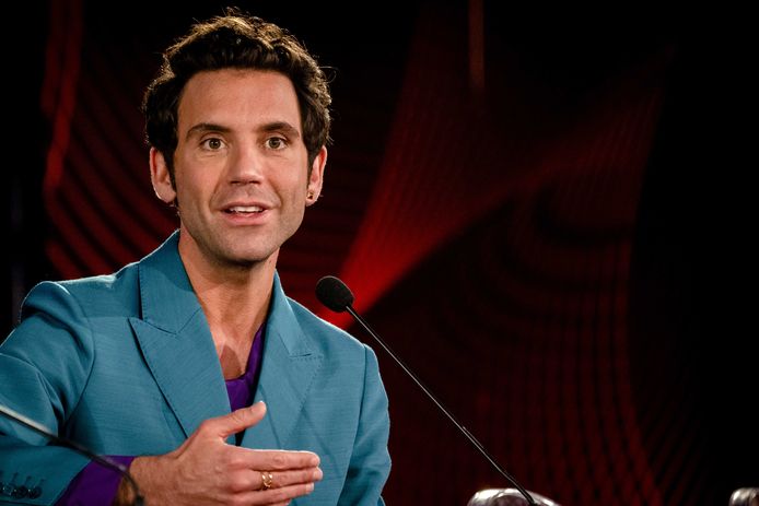 Ongemak bij songfestival-host Mika: journalist confronteert hem met ...