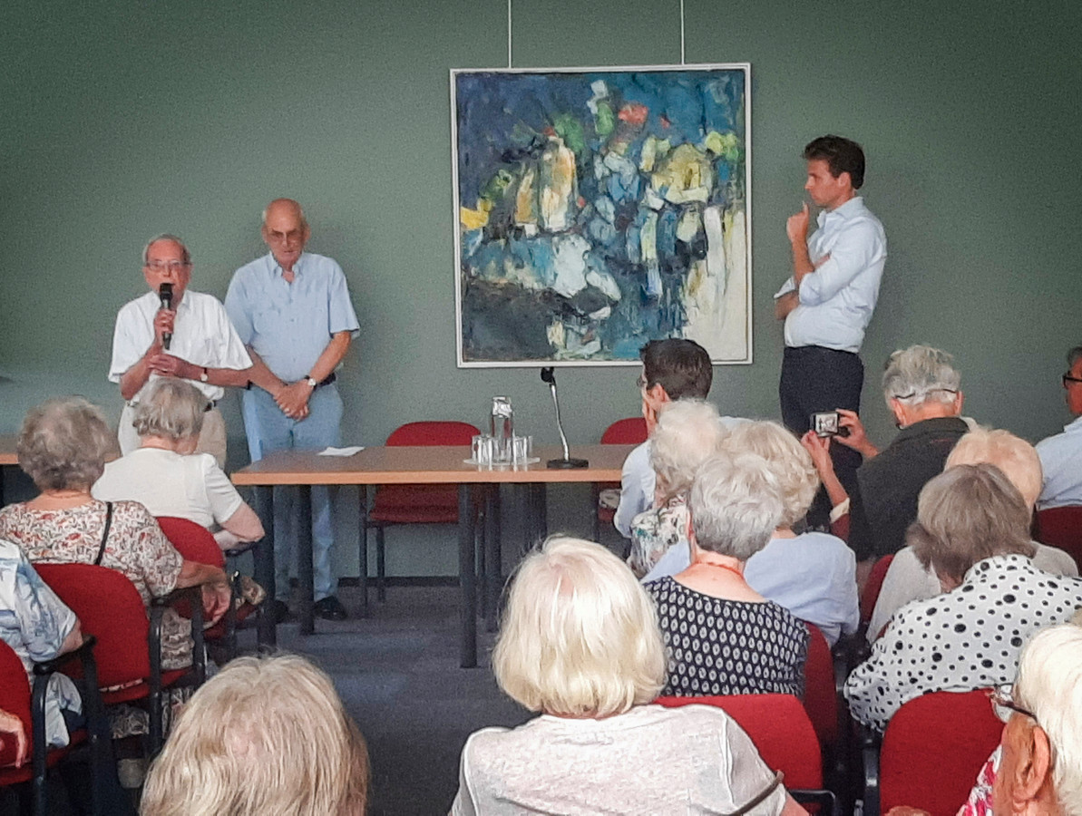 Vincent Karremans spreekt zaal vol balende ouderen toe. Dan staat er ...