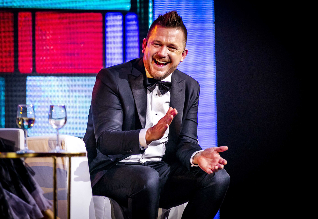 Johnny de Mol zingt liedje voor jarige Johnny de Mol (1) | Foto ...