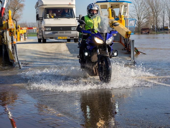 Hoogwater nekt veerdiensten in de IJssel: pontjes Wijhe en Bronkhorst ...
