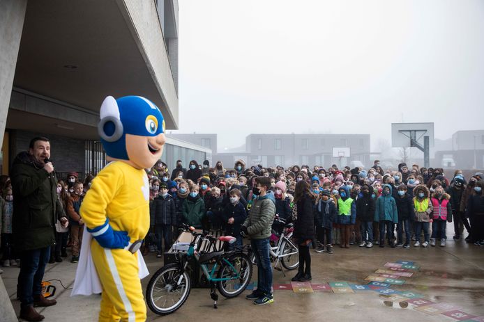 Peerse kinderen verdienen muntjes als ze te voet of met de fiets naar school komen | Peer | hln.be