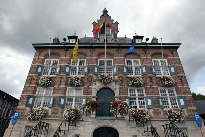 Gemeentehuis Zomergem viert 100ste verjaardag met expo | Lievegem | hln.be