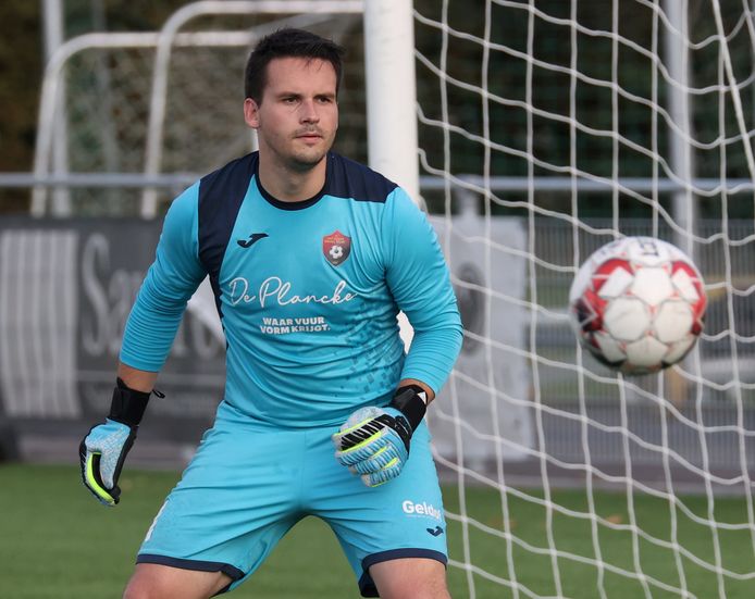 Vrienden en familie nemen afscheid van doelman Arne (25) op ‘zijn ...