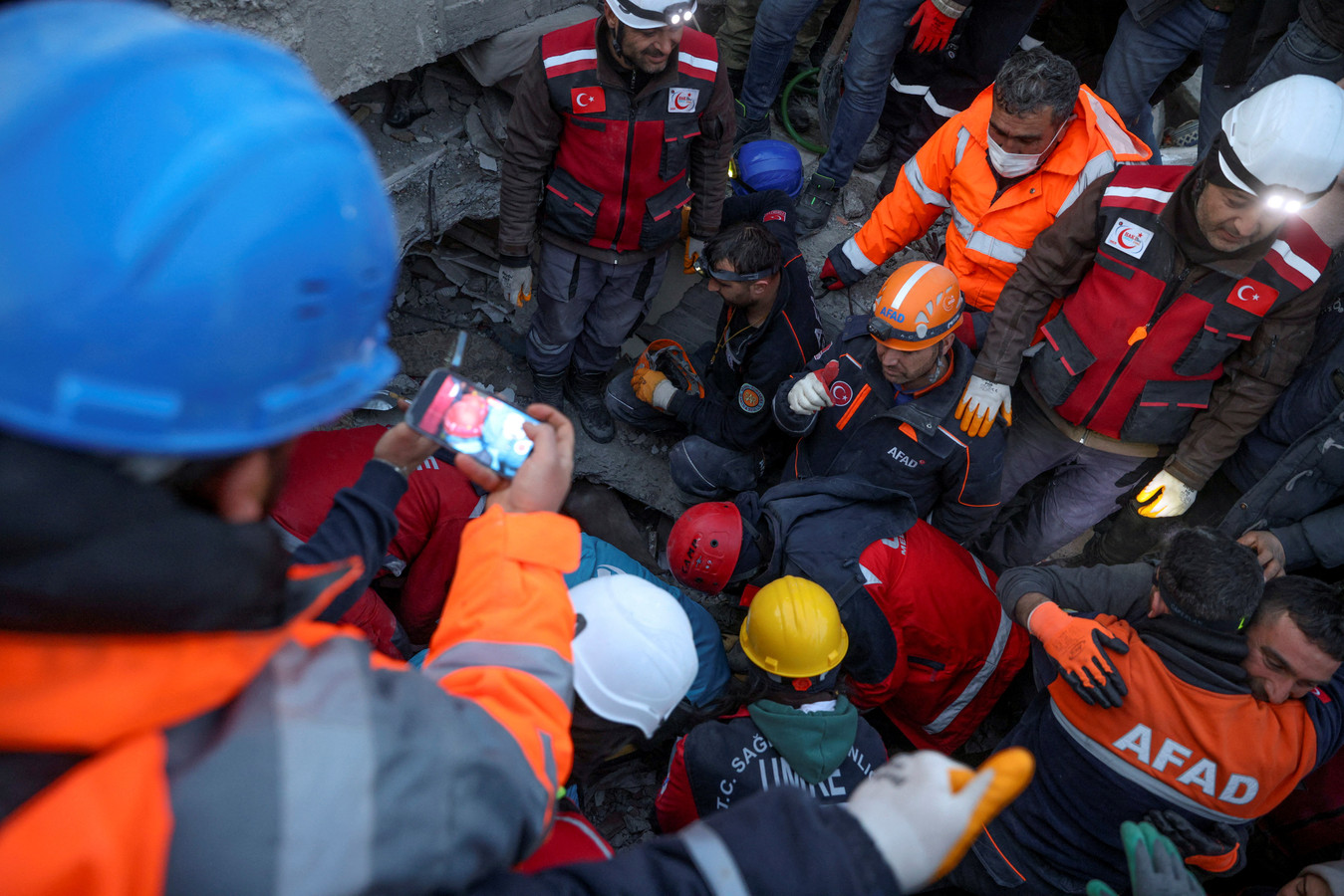 Hoe kunnen mensen zo lang nog in leven blijven onder tonnen puin? En ...