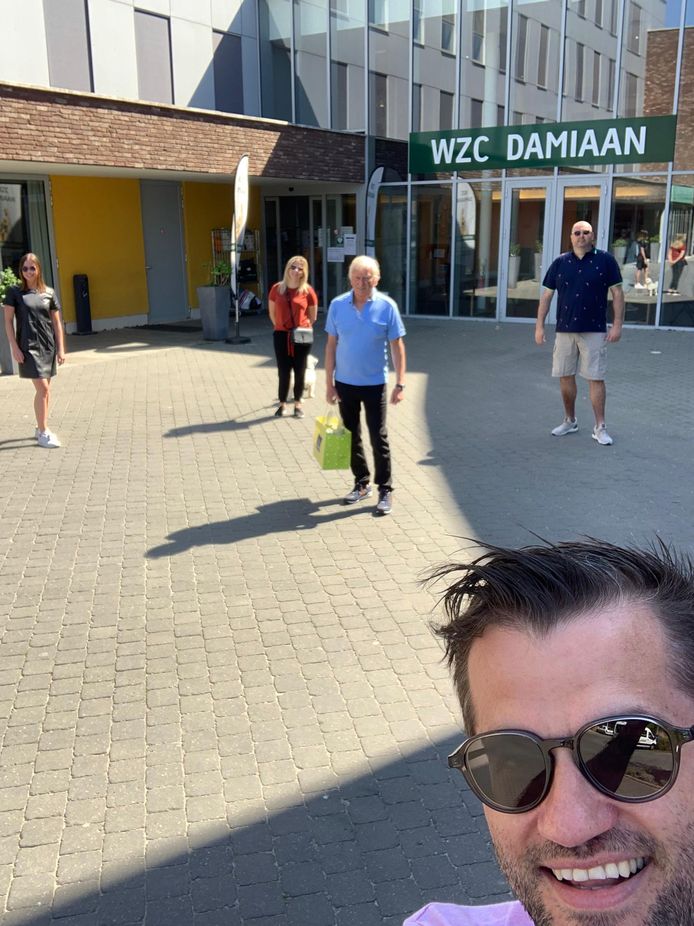 Open VLD schenkt paaseitjes aan bewoners en personeel WZC Damiaan en ...