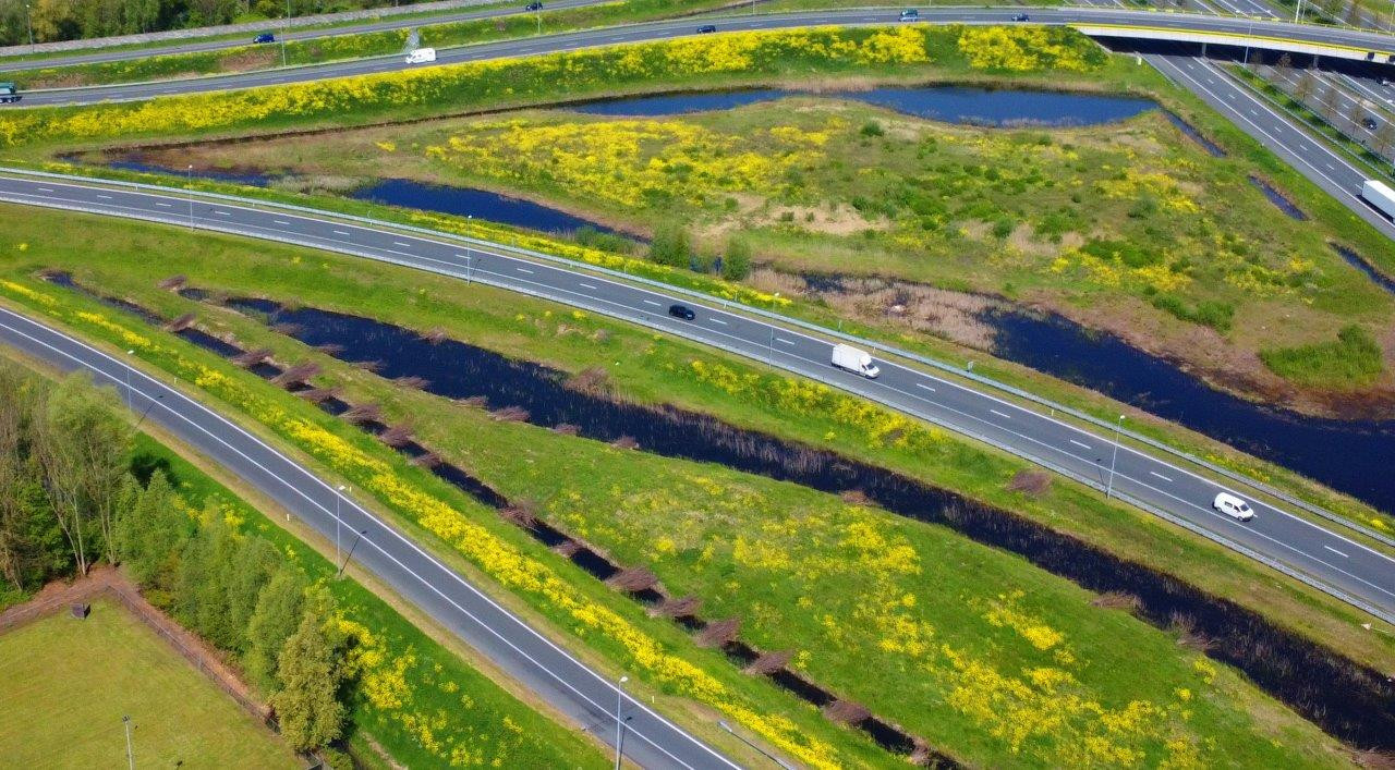 Nieuwe vangrail staat na nacht werken in beruchte bocht van knooppunt ...