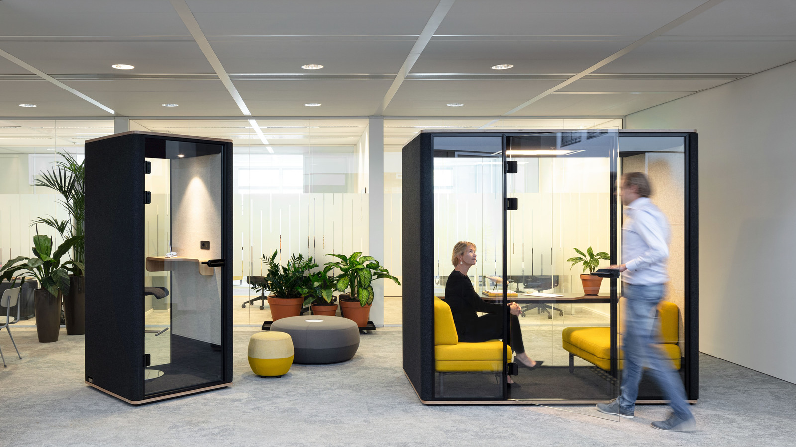 Stoelen voor thuis en stiltecabines op kantoor: Rooise kantoorinrichter ...