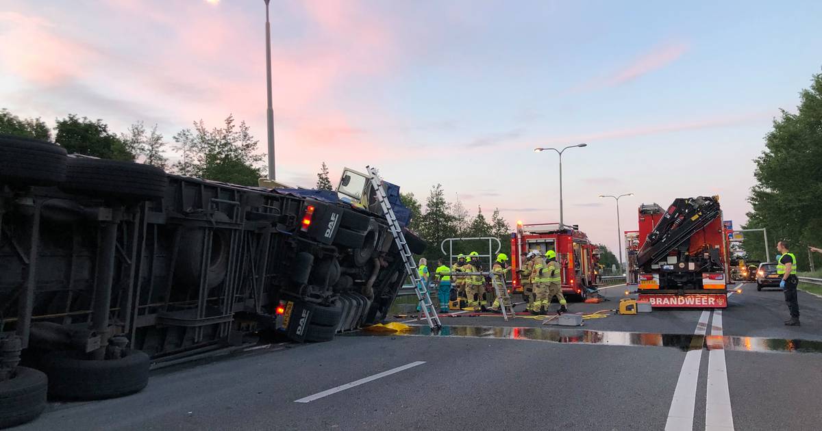 Vrachtwagen kantelt op A348 bij Velp, snelweg uren dicht | Rheden ...