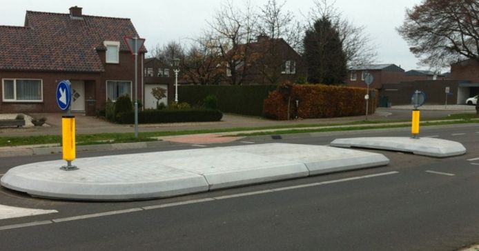 Plaatsing van middengeleiders op N9 zorgt elf dagen voor verkeershinder | Lievegem | hln.be