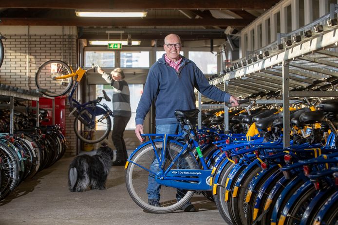 Ben en hond Flo hebben de laatste fiets gestald bij station Ede ...