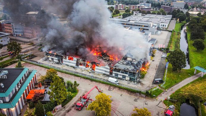 Brandweer nog uren bezig met nablussen van verwoestende brand in ...