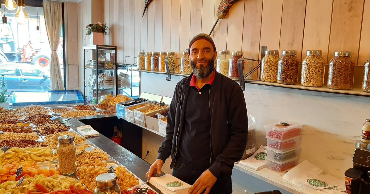 NET OPEN. Kader verkoopt noten en gedroogd fruit in nieuwe winkel Fresh ...