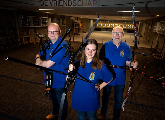 Drie generaties bij Mierlose handboogvereniging; Anna (14) groeide ...
