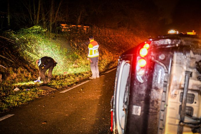 Auto knalt tegen talud in Alphen, bestuurder op de vlucht | Alphen | AD.nl