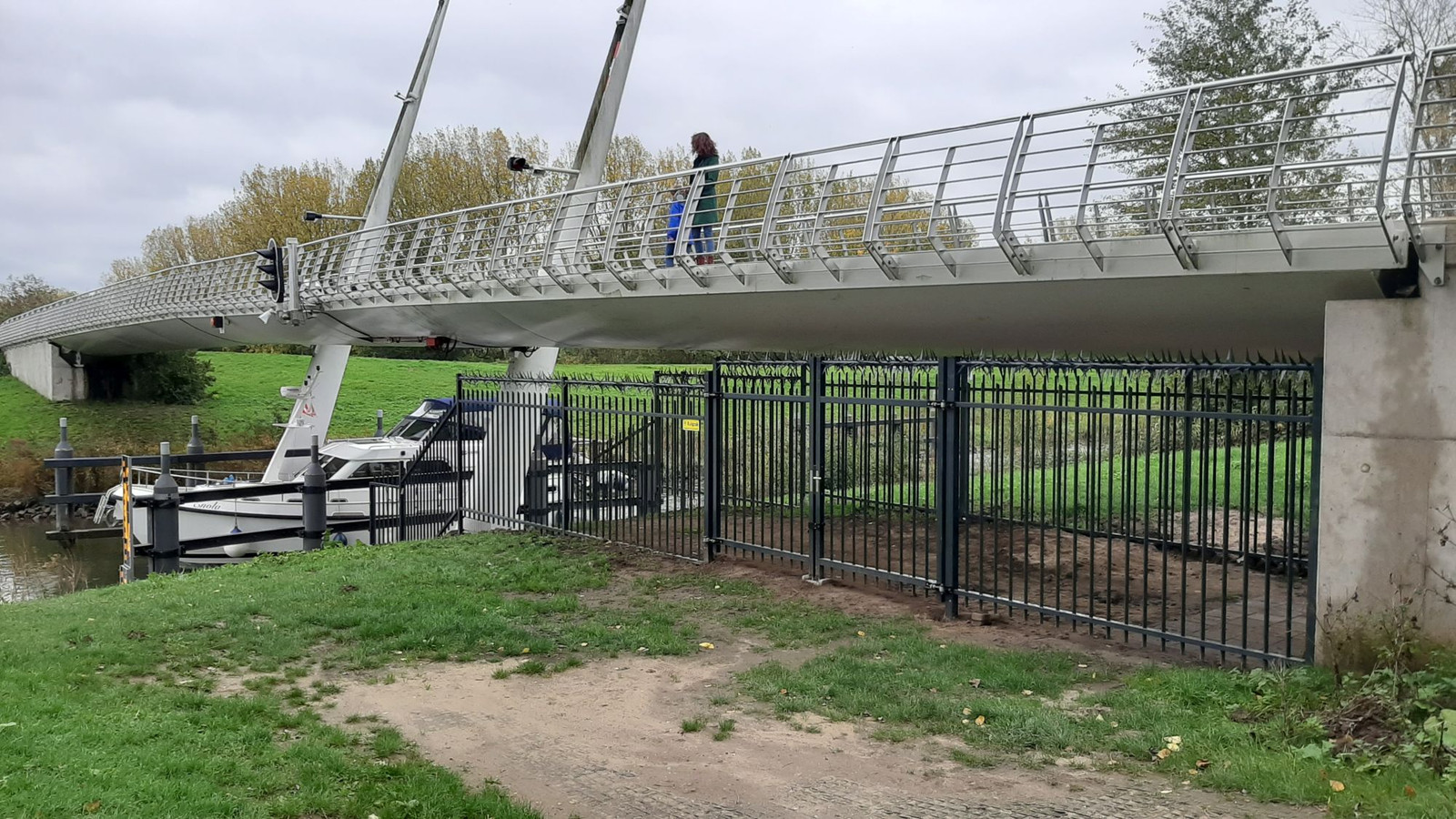 Hangplek bij Amaliabrug afgesloten met hekken | Foto | AD.nl