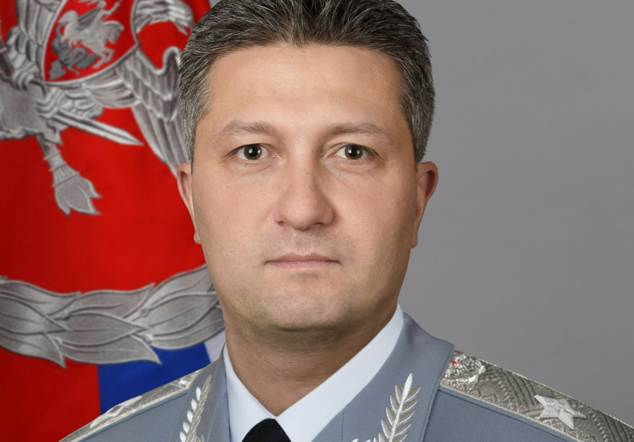 Vrouw van Russische legerleider slaagt erin om ondanks sancties ...