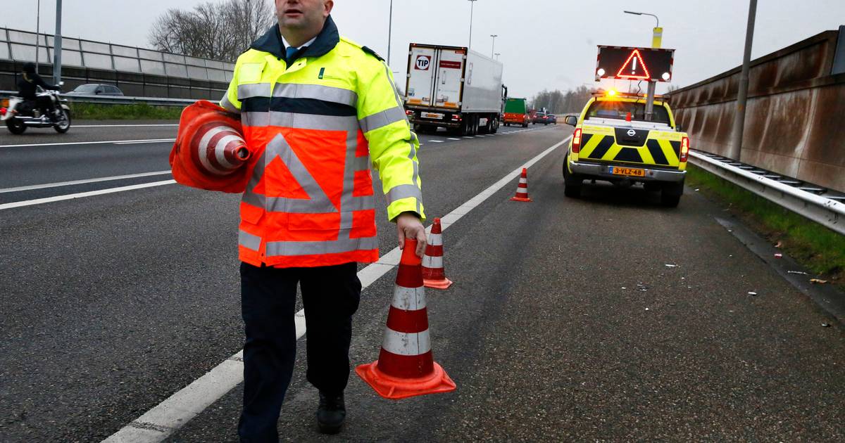 Weginspecteur ergert zich groen en geel aan stoppen op vluchtstrook ...