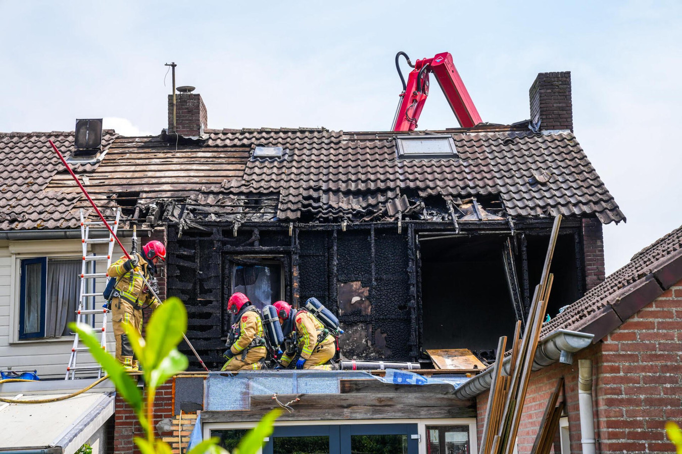 Enorme schade na woningbrand in Deurne, vermoedelijk ontstaan door werk ...