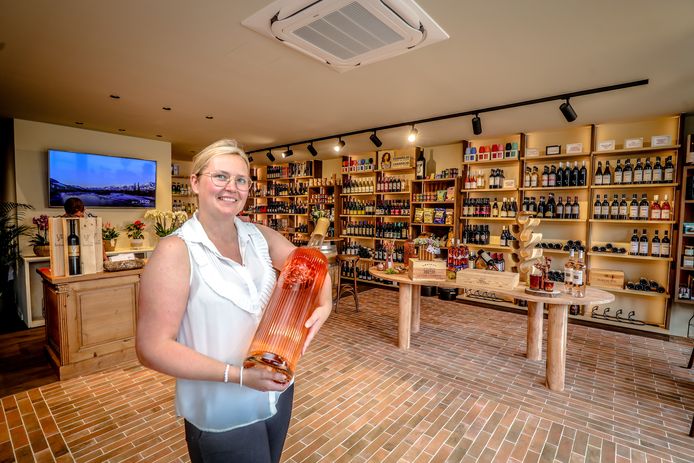 NET OPEN. Nathalie (33) treedt in de voetsporen van haar ouders en opent wijnwinkel in Oostkamp ...
