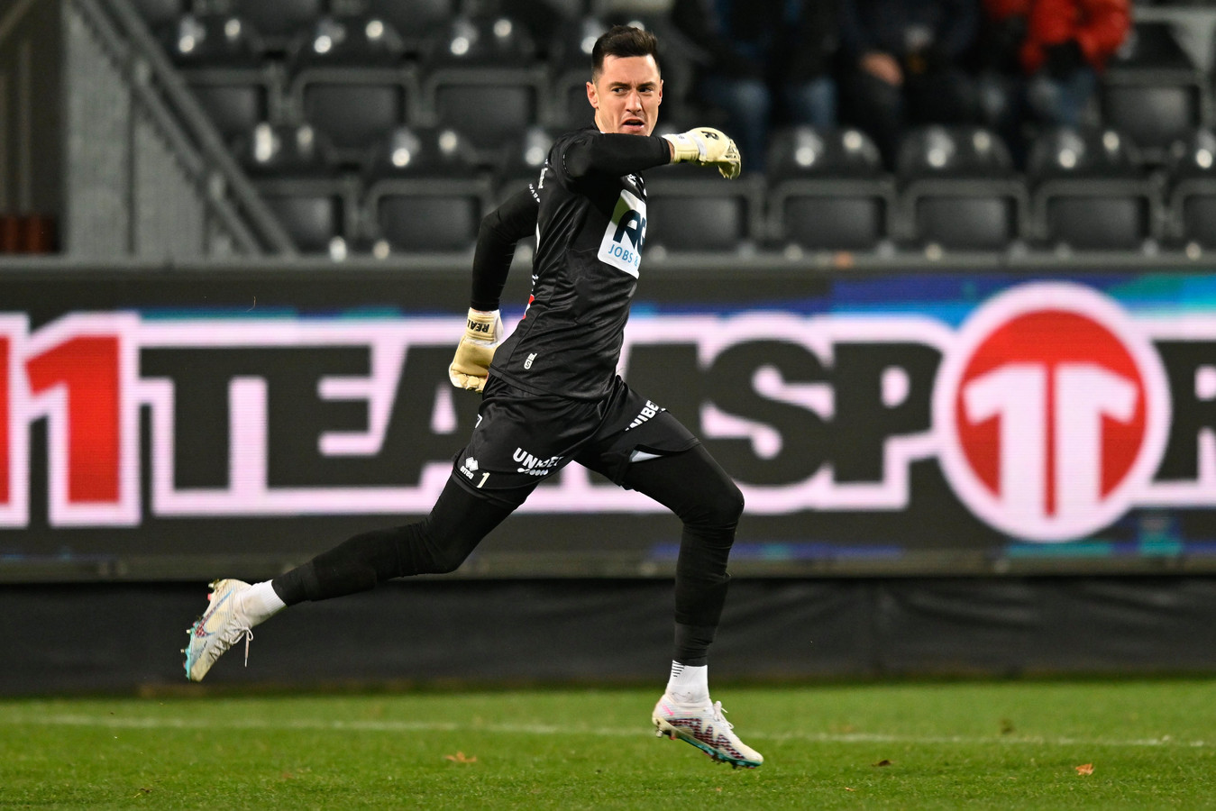 Fin de match complètement folle à Eupen: le gardien de Courtrai égalise ...