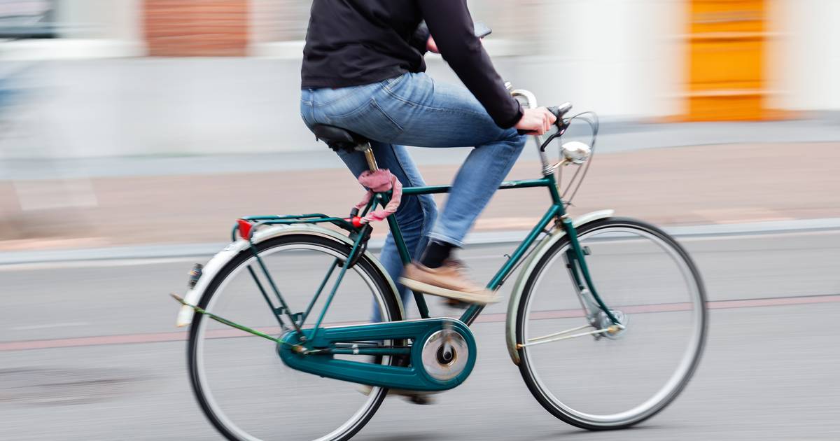 Dronken fietser slingerde zonder licht over de N261 in Waalwijk ...