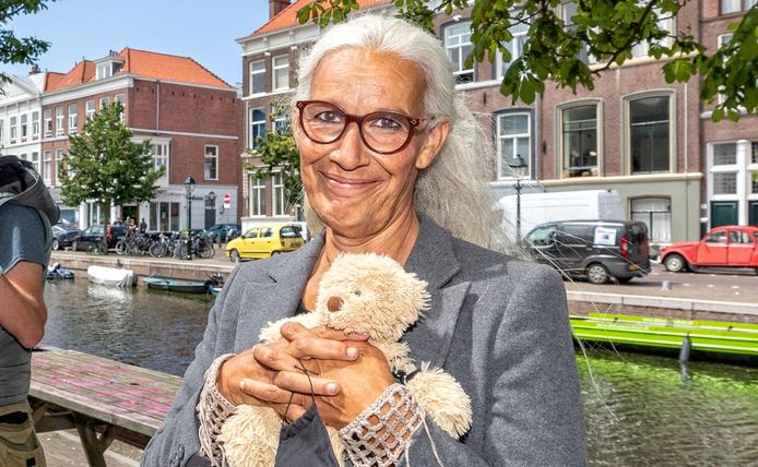 Haagse kunstenares Cis Deyl, bekend van project Make It Art Worthy, is ...