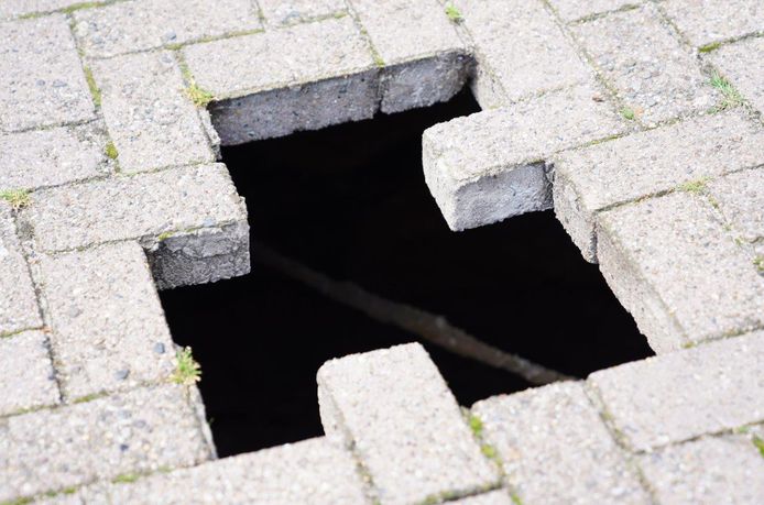Sinkhole in Helvoirtse straat blijkt anderhalve meter diep en breed ...