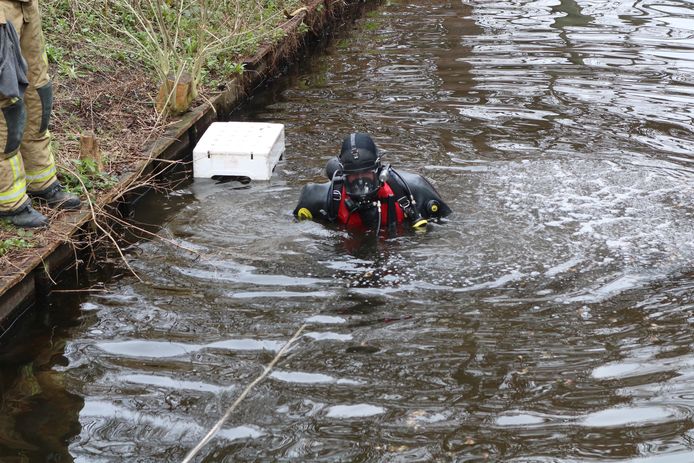 Duikers van brandweer vissen telefoon uit het water na woningoverval | Den Haag | AD.nl