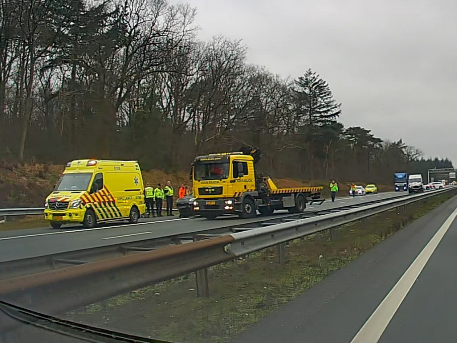 A12 bij Arnhem weer open voor verkeer na ernstig ongeval met drie auto ...