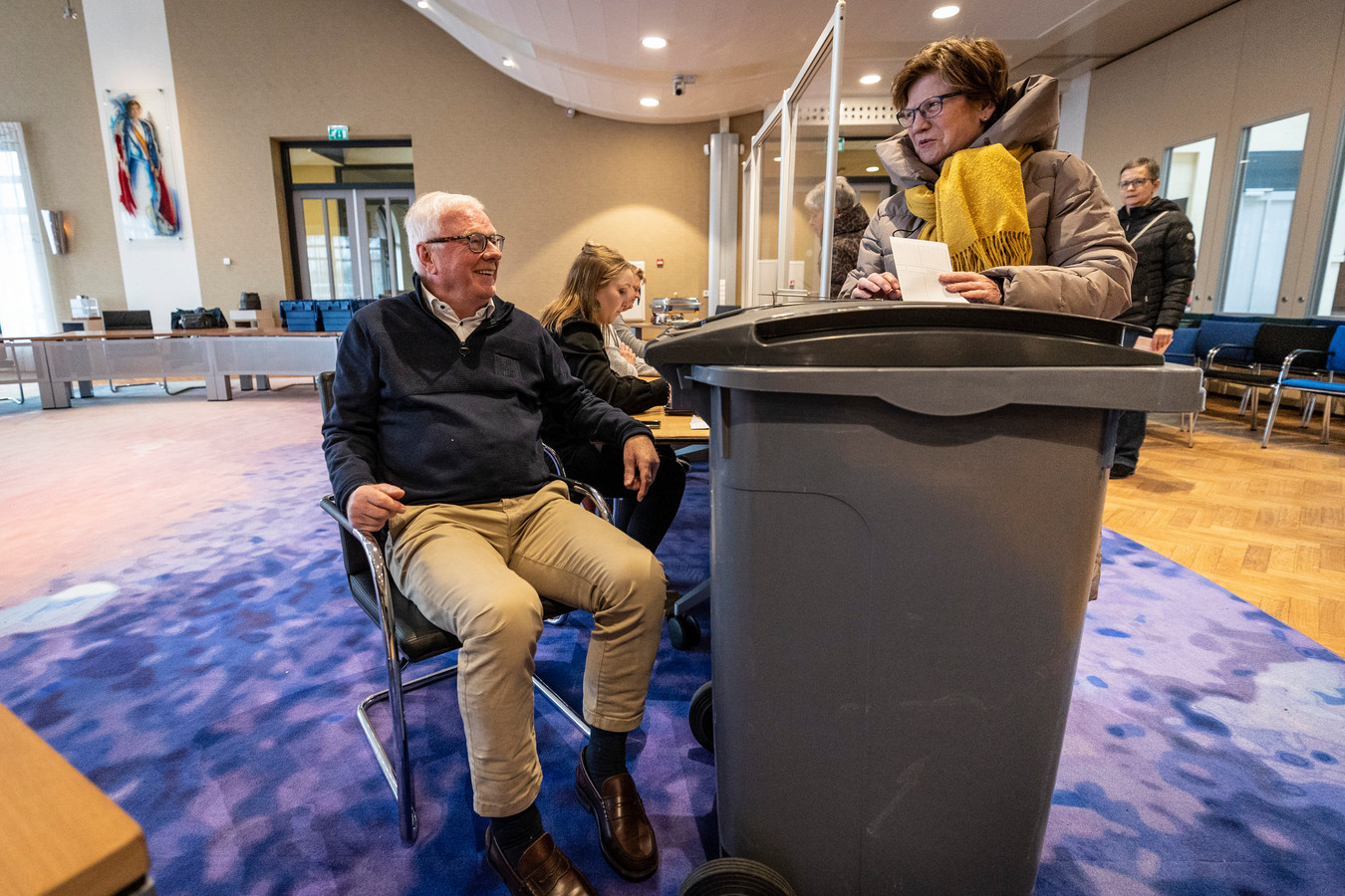 Jan (74) uit Denekamp gewond na aanrijding op stembureau: ‘Nog nooit ...