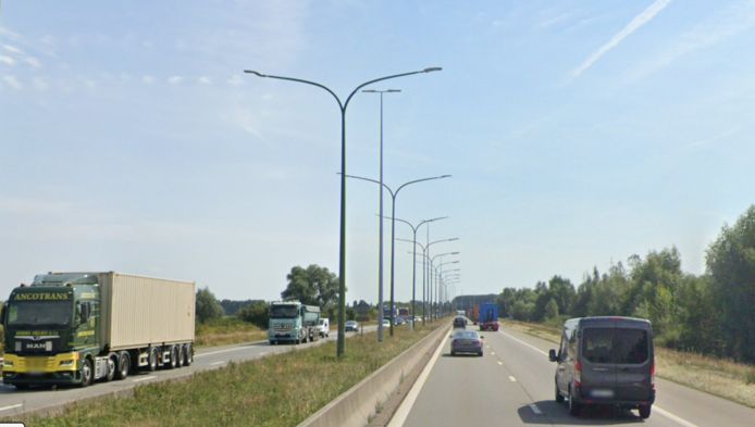 Ongeval op A12 ter hoogte van Ekeren richting Antwerpen: stilstaand verkeer | Ekeren | hln.be