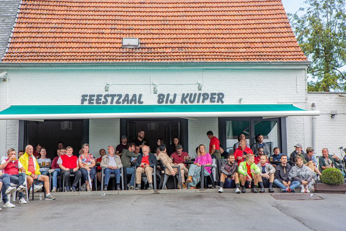 Het feest kan beginnen in Schepdaal... Supporters schreeuwen Remco naar ...