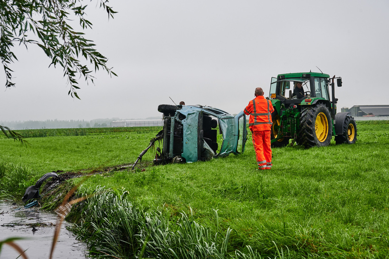 Auto raakt van de weg en belandt in de sloot in Moerdijk | Foto | AD.nl