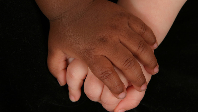 Bijzondere tweeling geboren: een blank en zwart meisje | Wonen | AD.nl