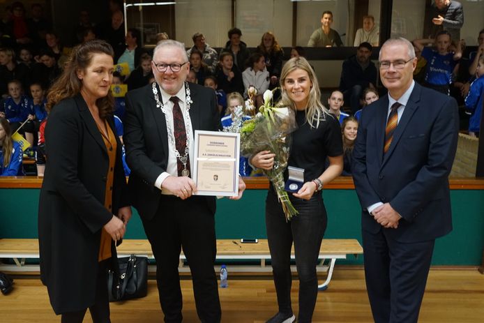 Handbalster Angela Malestein geeërd met penning in Bunschoten ...