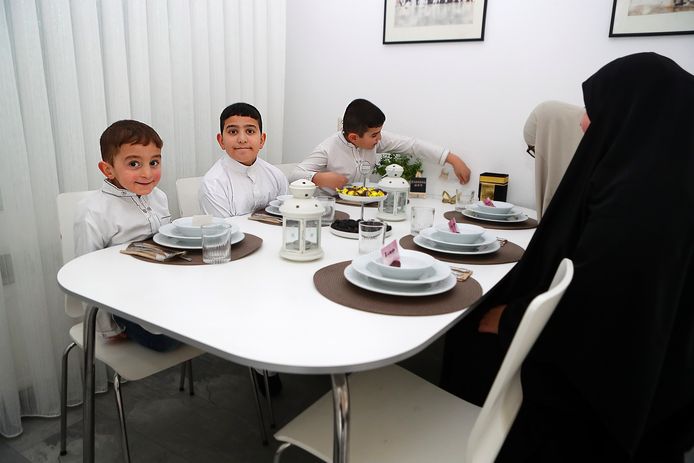 Moslima Semiha nodigt mensen uit voor de iftar-maaltijd, als ze maar ...